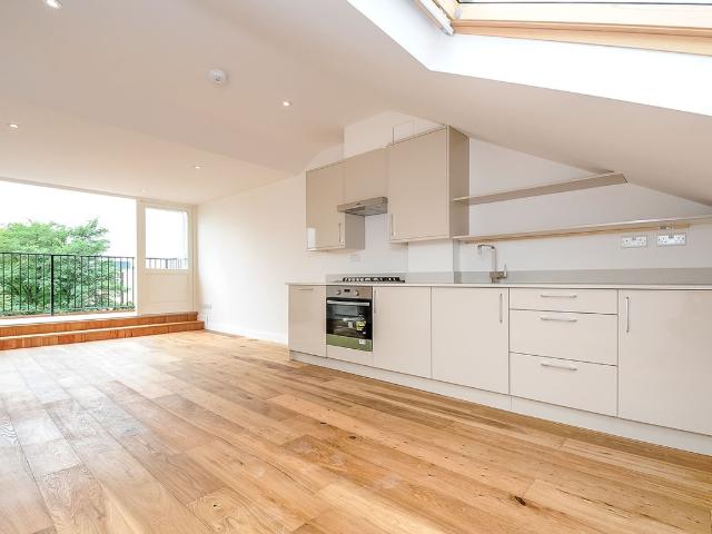 apartment to rent in Balham High Road, London, SW17
