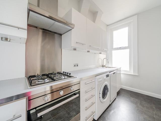 apartment to rent in Balham Hill, Balham, London, SW12