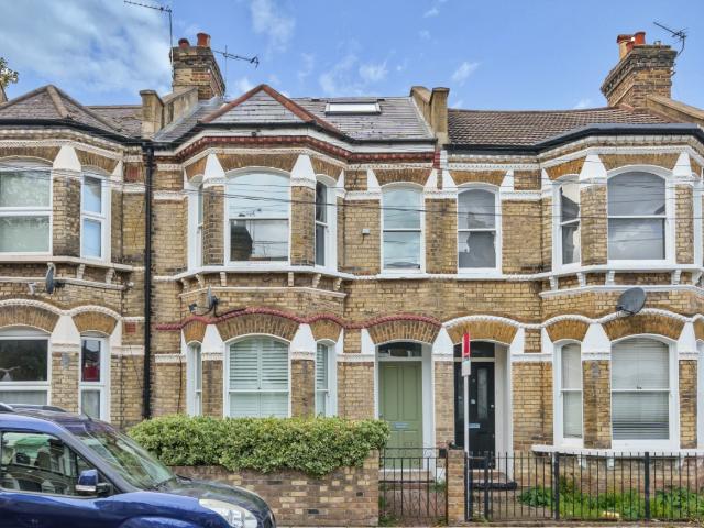 apartment to rent in Ballater Road, London, SW2