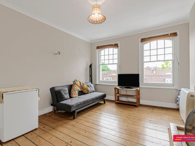 apartment to rent in Barton Road, London, W14