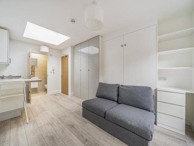 apartment to rent in Baring Road, London, SE12