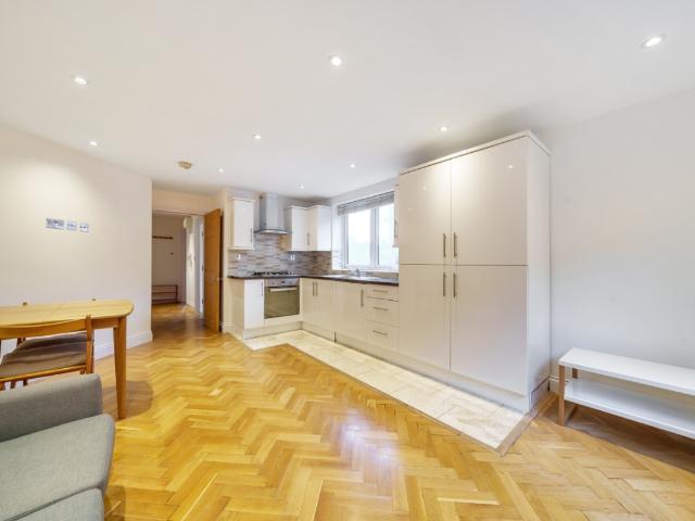 apartment to rent in Benton's Lane, London, SE27