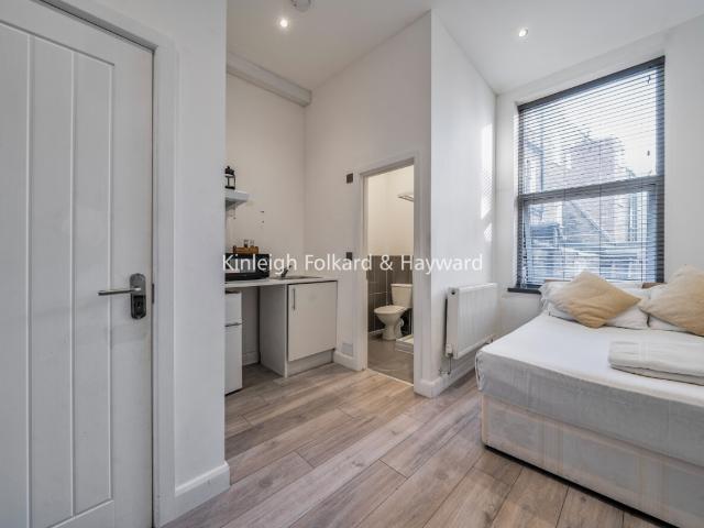 apartment to rent in Beaconsfield Terrace Road, London, W14