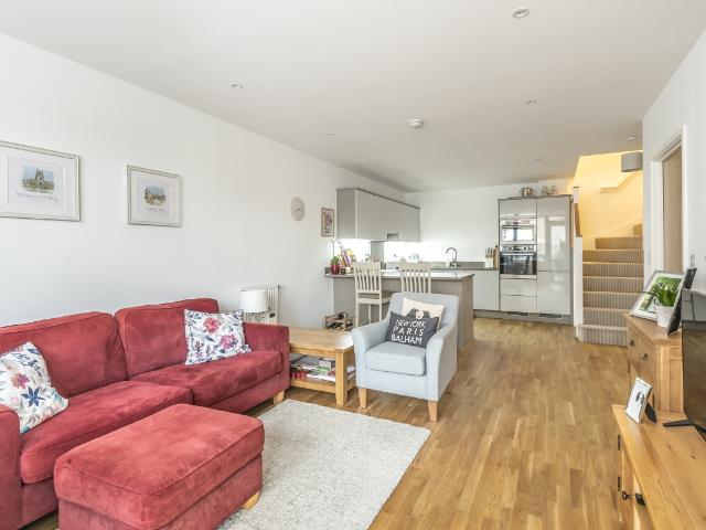 apartment to rent in Boundaries Road, Balham, London, SW12