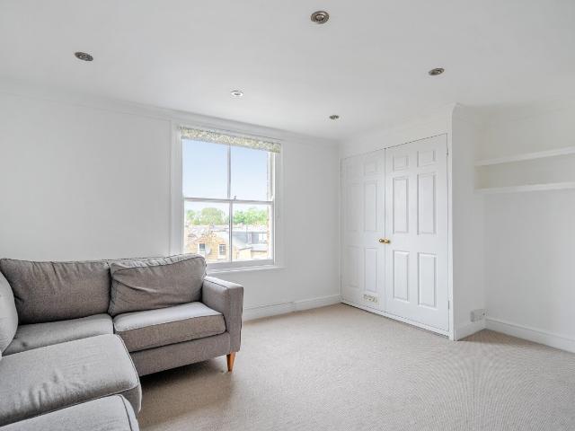 apartment to rent in Boundaries Road, St. James Terrace, Balham, SW12