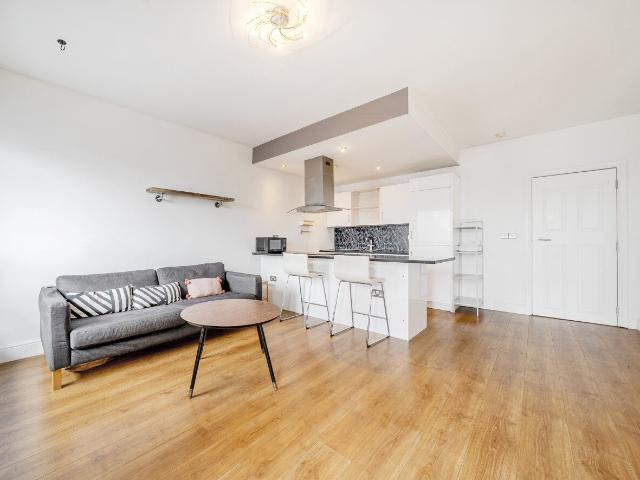 apartment to rent in Brownhill Road, London, SE6