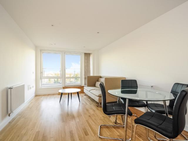 apartment to rent in Brentford High Street, Brentford, London, TW8