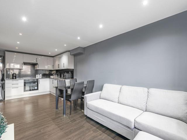 apartment to rent in Bullen Street, London, SW11
