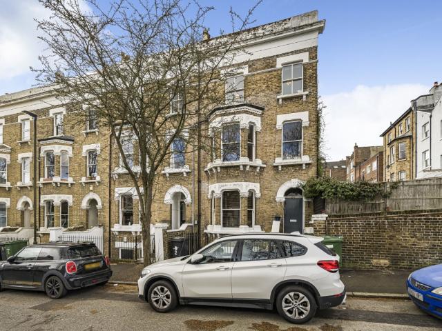 apartment to rent in Camden Hill Road, London, SE19