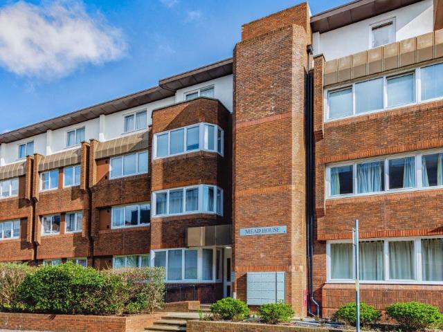 apartment to rent in Cantelupe Road, East Grinstead