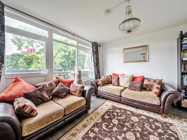 apartment to rent in Canterbury Crescent, London, SW9