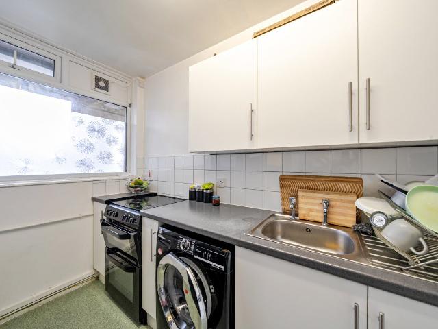 apartment to rent in Canterbury Crescent, London, SW9