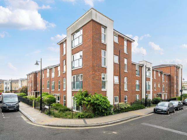 apartment to rent in Calypso Crescent, Peckham, London, SE15