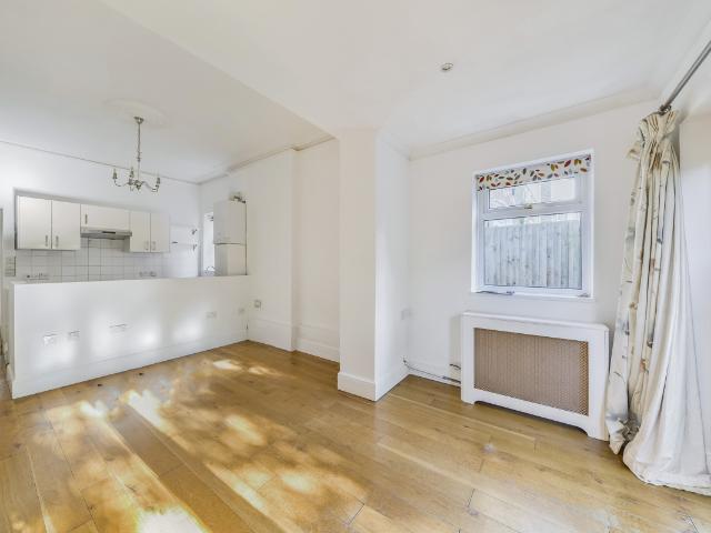 apartment to rent in Cavendish Road, London, SW12