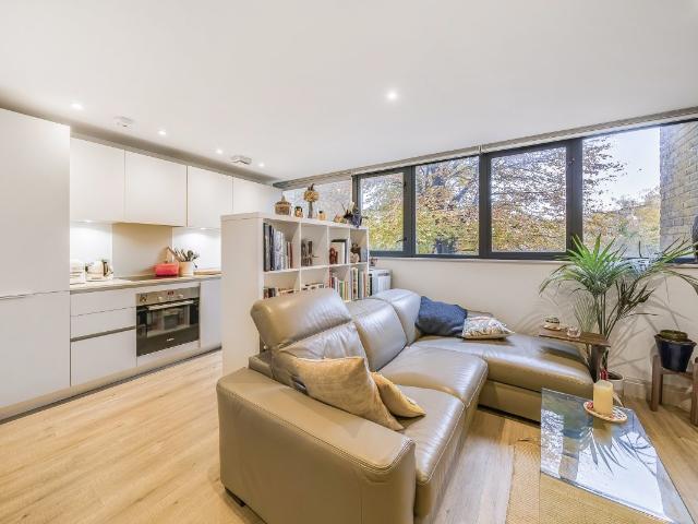 apartment to rent in Chiswick High Road, London, W4