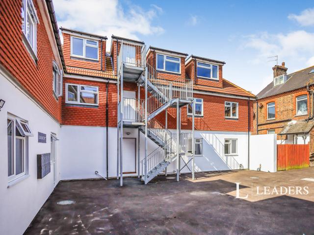 Apartment to rent in Commercial Road, Eastbourne, BN21 | Leaders
