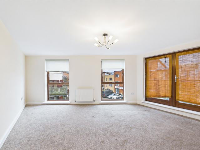 apartment to rent in Commonwealth Drive, Three Bridges