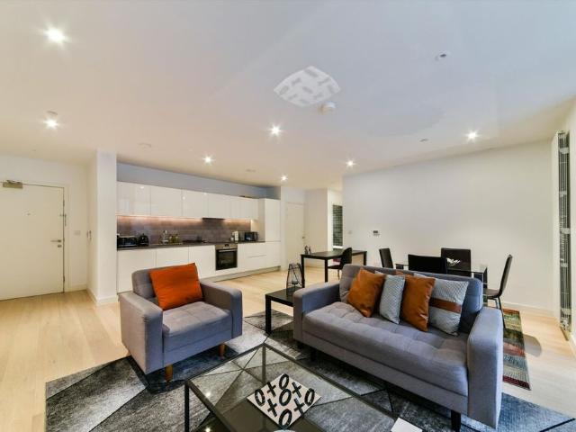 Apartment to rent in Commodore House, E16