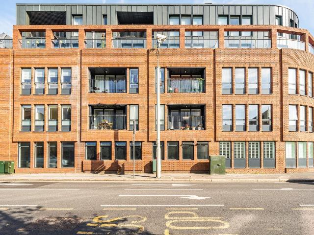 apartment to rent in Coombe Road, Kingston upon Thames, Surrey, KT2