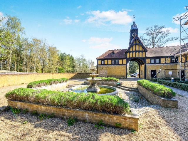 Apartment to rent in Cormongers Lane, Nutfield, Redhill, Surrey, RH1 | Leaders