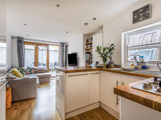 apartment to rent in Corrance Road, London, SW2