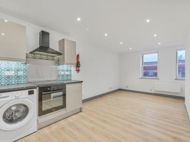 apartment to rent in Clapham Park Road, London, SW4