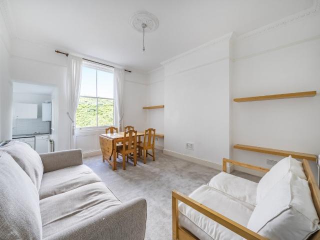 apartment to rent in Clapham Park Road, London, SW4