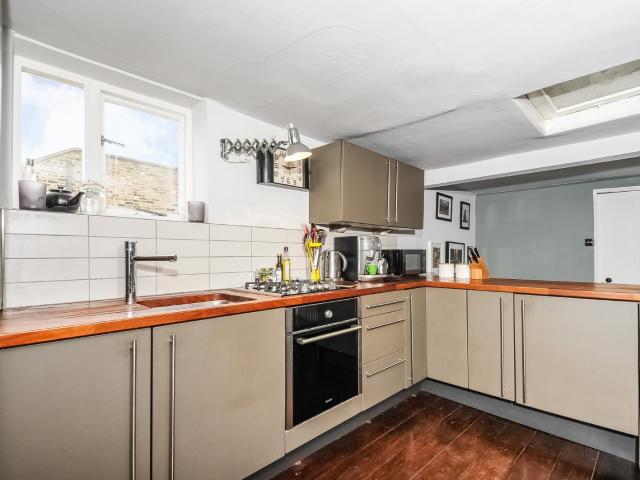 apartment to rent in Clapham Road, Stockwell, London, SW9