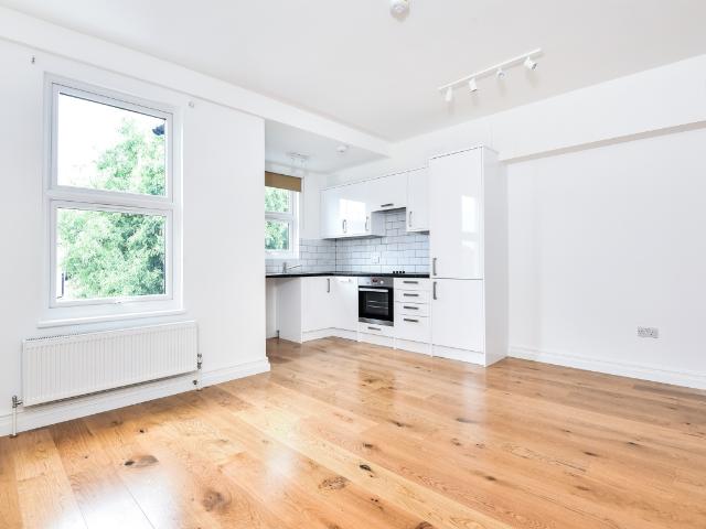 apartment to rent in Crowborough Road, London, SW17
