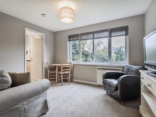 apartment to rent in Crowthorne Close, London, SW18