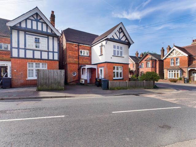 apartment to rent in De La Warr Road, East Grinstead