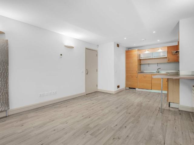 apartment to rent in Earl's Court Square, London, SW5