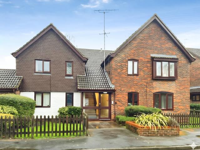 Apartment to rent in Elmer Mews, Fetcham, Leatherhead, Surrey, KT22 | Leaders