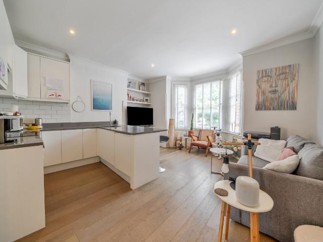 apartment to rent in Elmfield Road, Balham, London, SW17