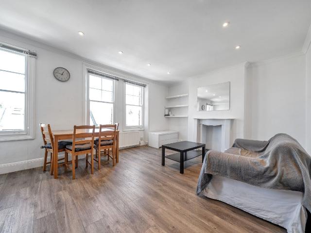 apartment to rent in Endymion Road, London, SW2