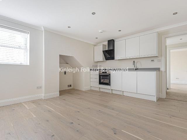 apartment to rent in Engleheart Road, London, SE6