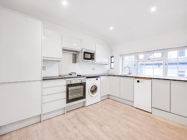 apartment to rent in Friern Park, London, N12