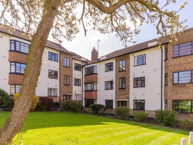 apartment to rent in Friern Park, London, N12