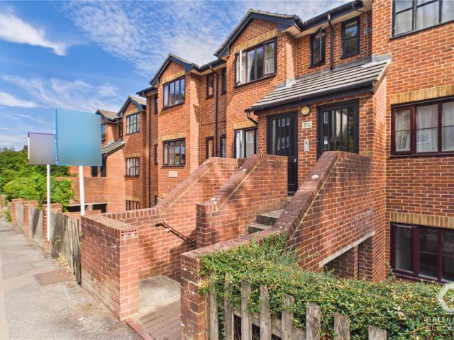 apartment to rent in Garlands Road, Redhill