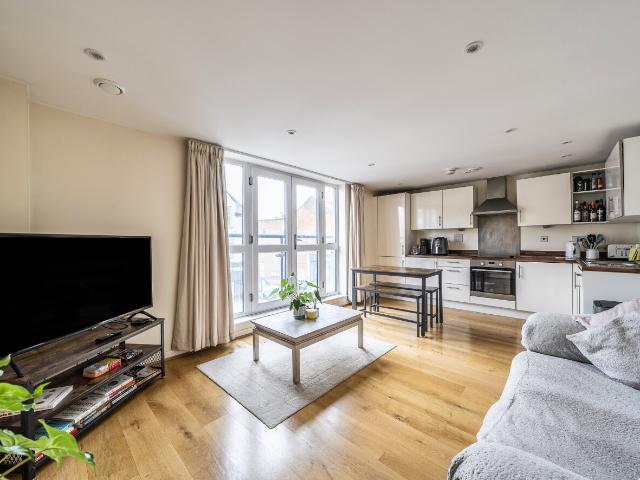 apartment to rent in Garratt Lane, London, SW18