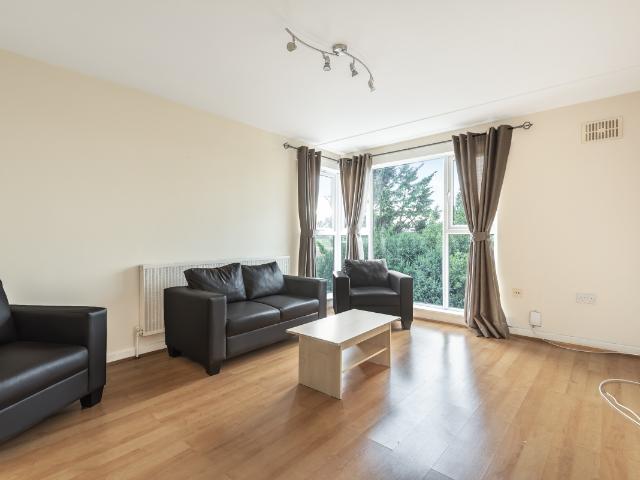 apartment to rent in Garrick Close, London, W5