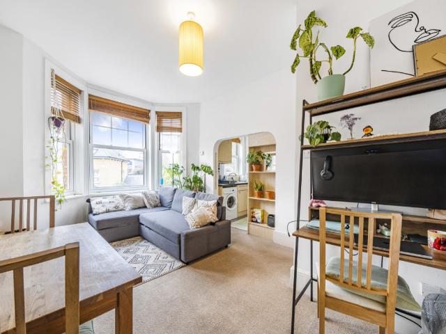 apartment to rent in Gauden Road, Clapham North, London, SW4