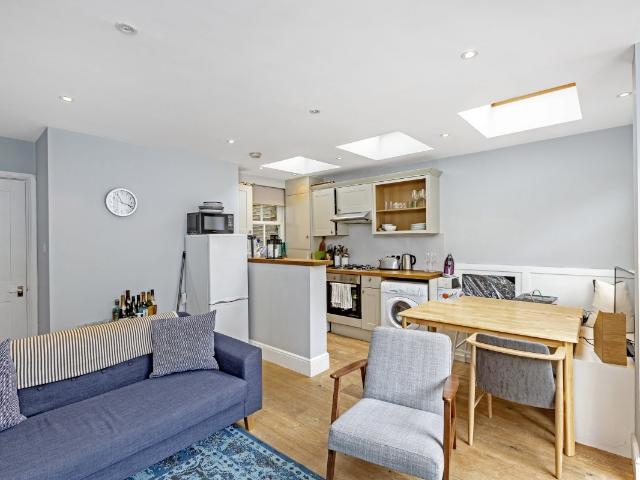 apartment to rent in Gilstead Road, London, SW6