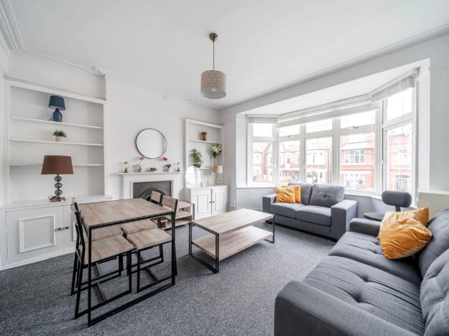 apartment to rent in Gleneldon Road, London, SW16