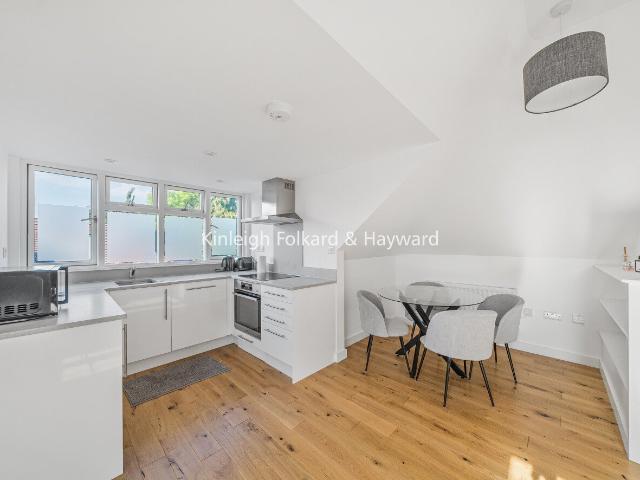 apartment to rent in Grand Drive, Raynes Park, London, SW20