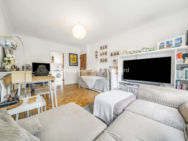 apartment to rent in Granville Road, London, SW18