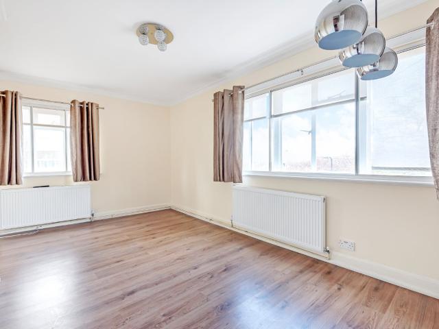 apartment to rent in Hanger Green, Ealing, W5