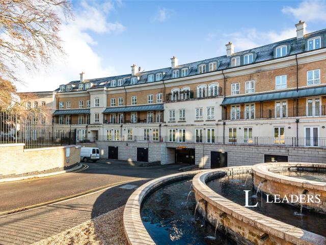 Apartment to rent in Heathside Crescent, Woking, Surrey, GU22 | Leaders