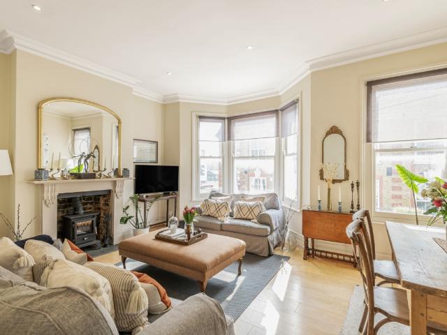 apartment to rent in Hearnville Road, London, SW12