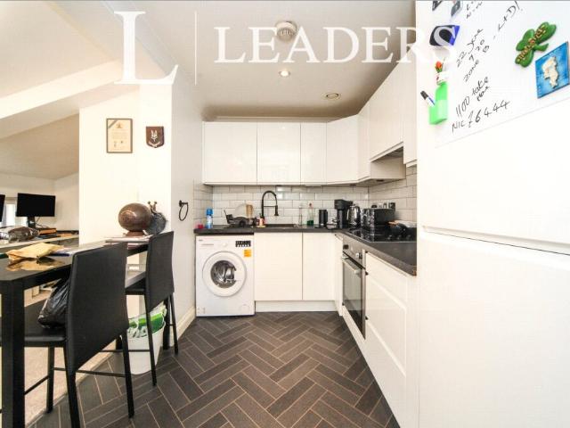 Apartment to rent in High Street North, Dunstable, Bedfordshire, LU6 | Leaders